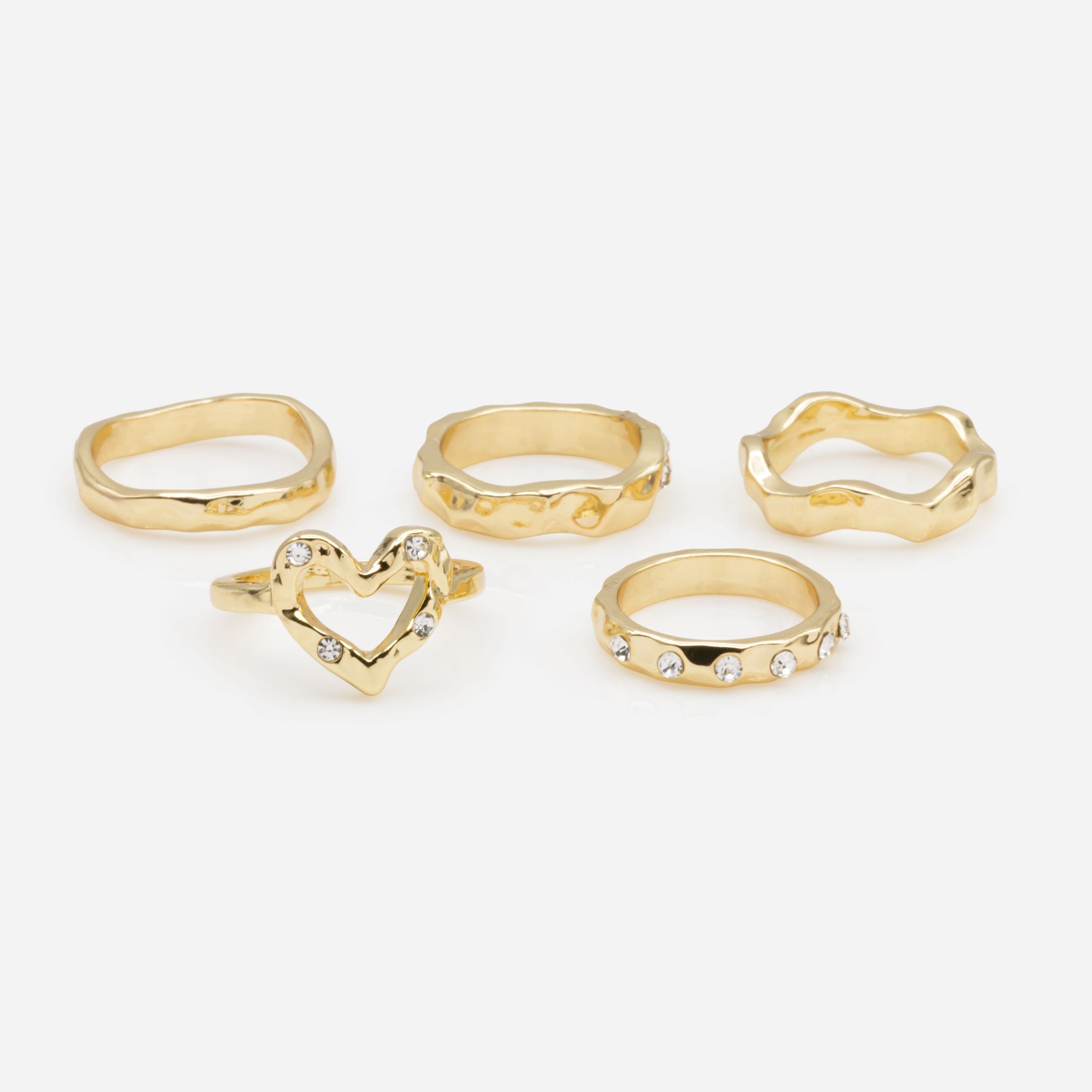 Ensemble de cinq bagues dorées martelées de tailles variées avec zirco ...