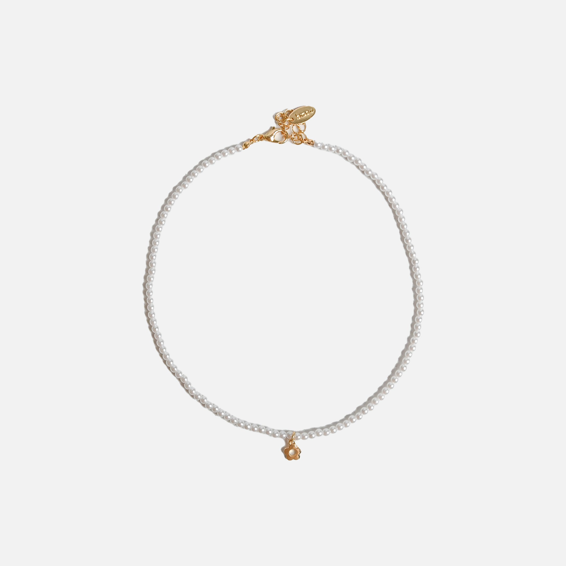 Pearl necklace with a golden flower – Bizou